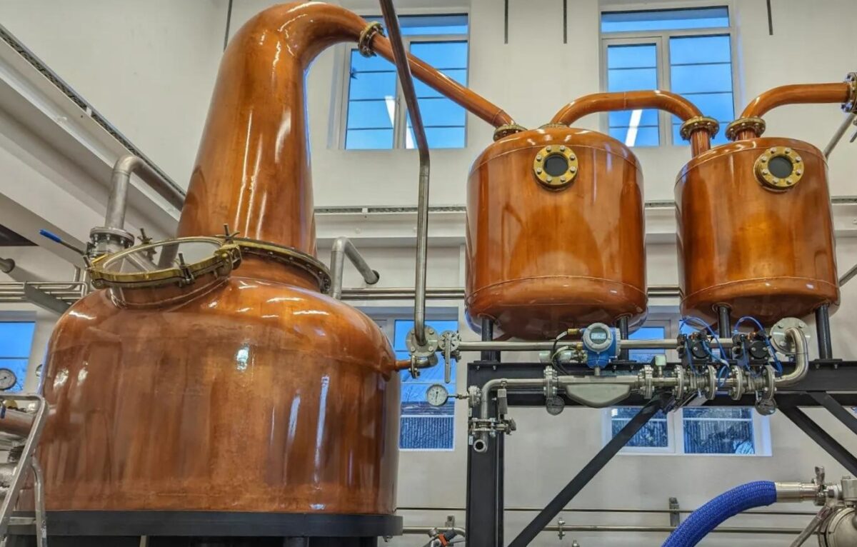 古代のエレンビックから現代のコラムへ：ラム酒蒸留器の進化｜天台©アルコール蒸留器メーカー