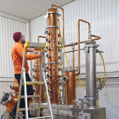 Components of a distillation tower and the distillation process ...